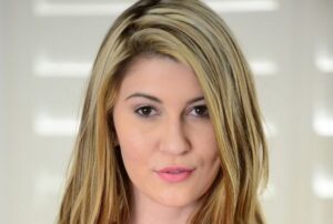 Amber Hahn Biography/Wiki, Age, Height, Career, Photos & More